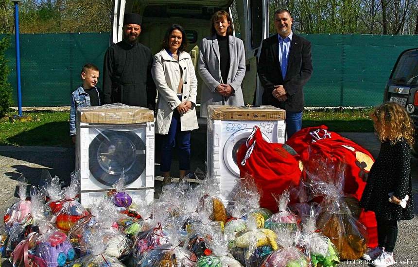 Parohija petrinjska poklonima obradovala SOS Dječje selo u Lekeniku