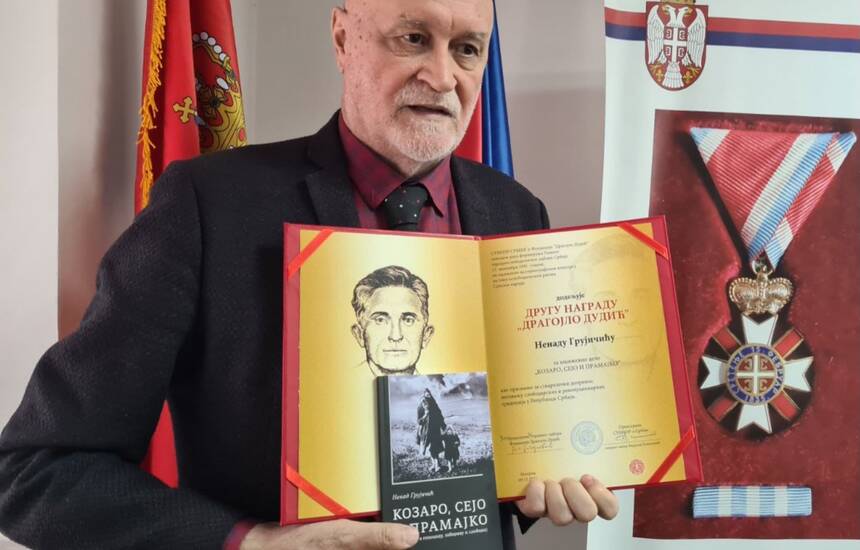 Nenadu Grujičiću uručena nagrada "Dragojlo Dudić“ za knjigu "Kozaro ...